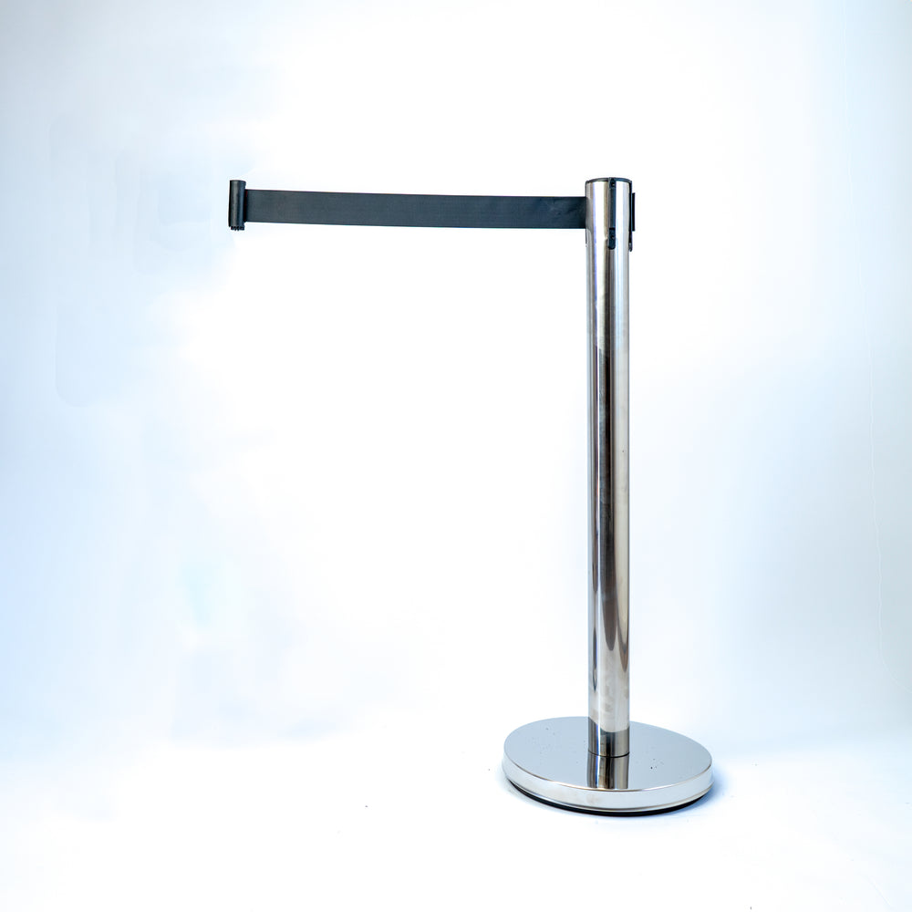 SEPARADOR DE FILA PLATEADO CON CINTA RETRÁCTIL, CON BASE METALICA